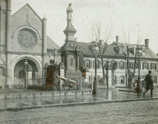 Market Square showing two old houses. Monument to soldiers who fell in ...